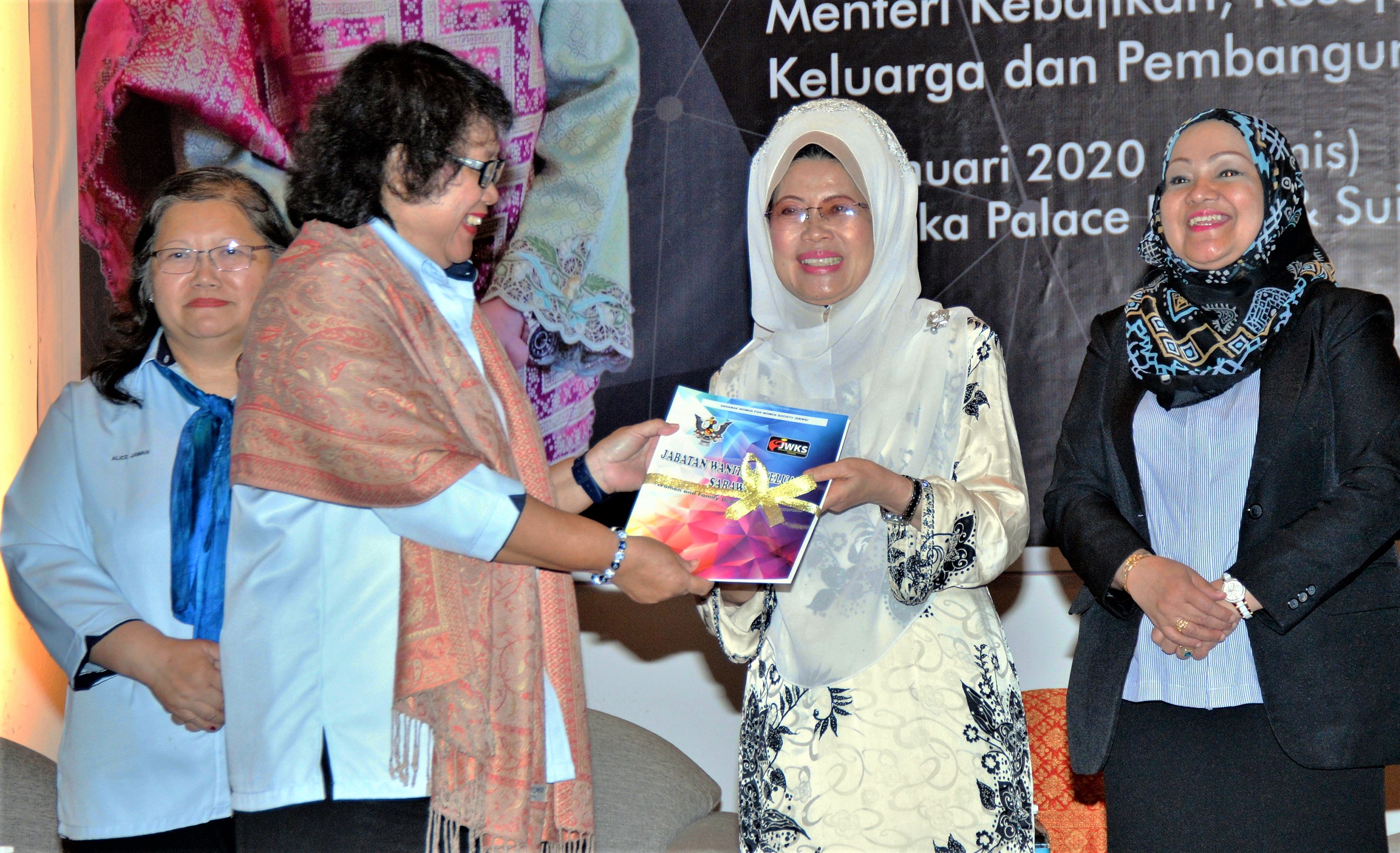 120 Attend Sarawak Women NGOs Roundtable | Sarawak Tribune