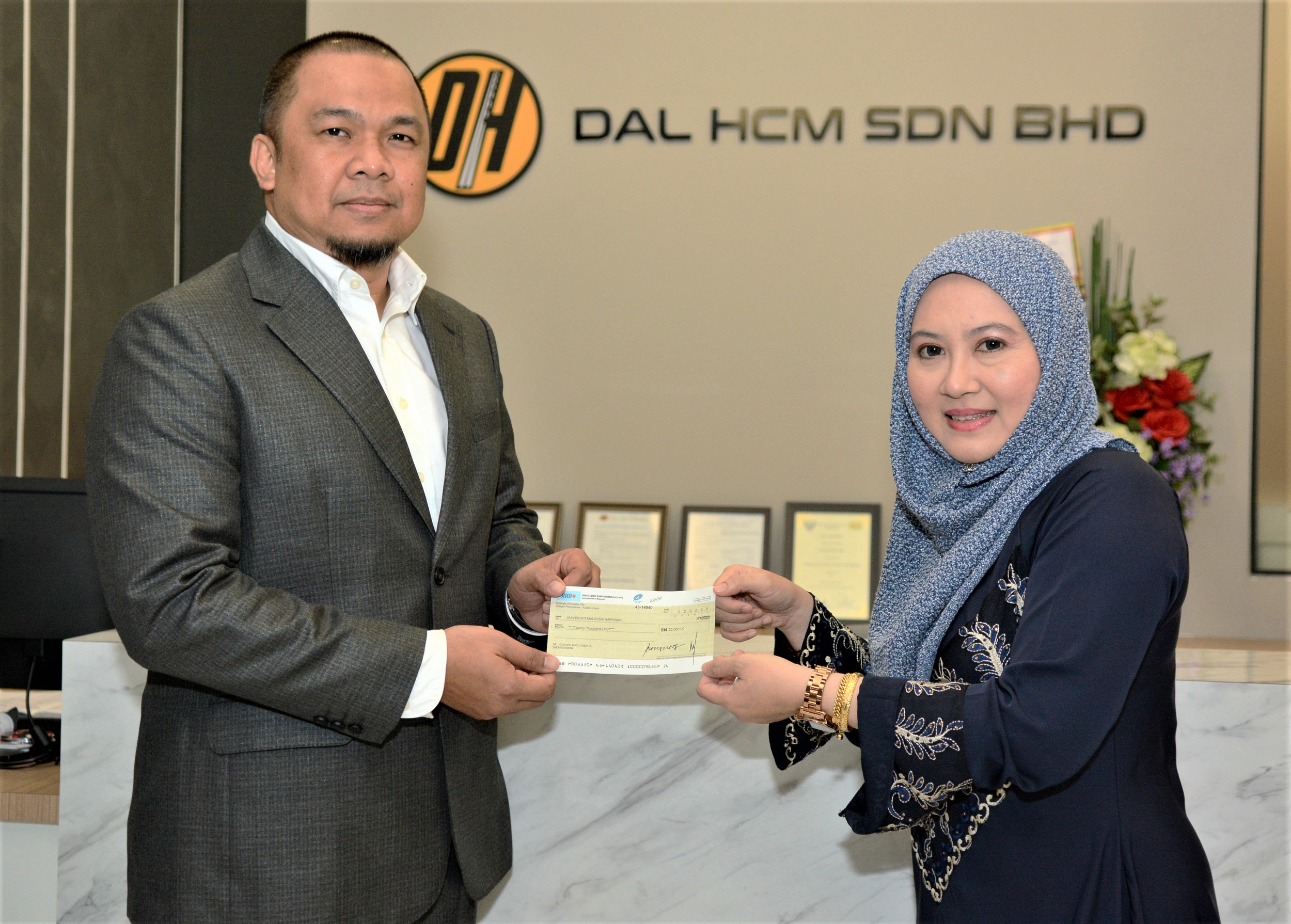 A Company Gives RM30K To Help Unimas Students | Sarawak Tribune