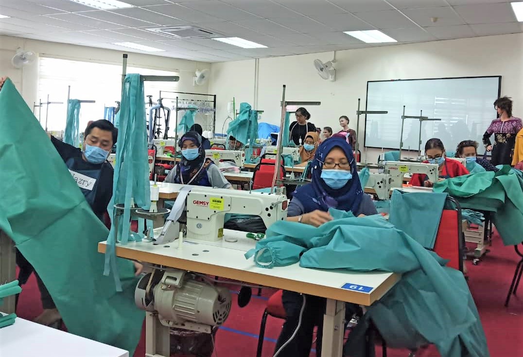 Dept Members Sew PPE For SGH Frontliners | Sarawak Tribune