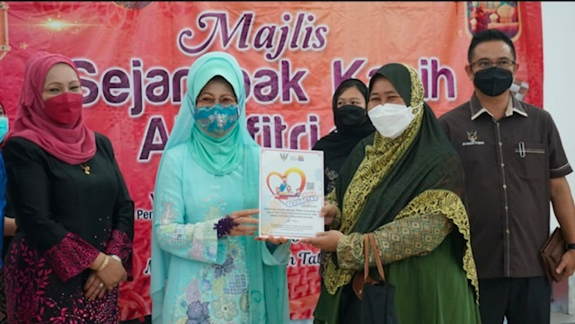 RM100, Hampers Worth RM80 Given To 100 People In Tatau | Sarawak Tribune