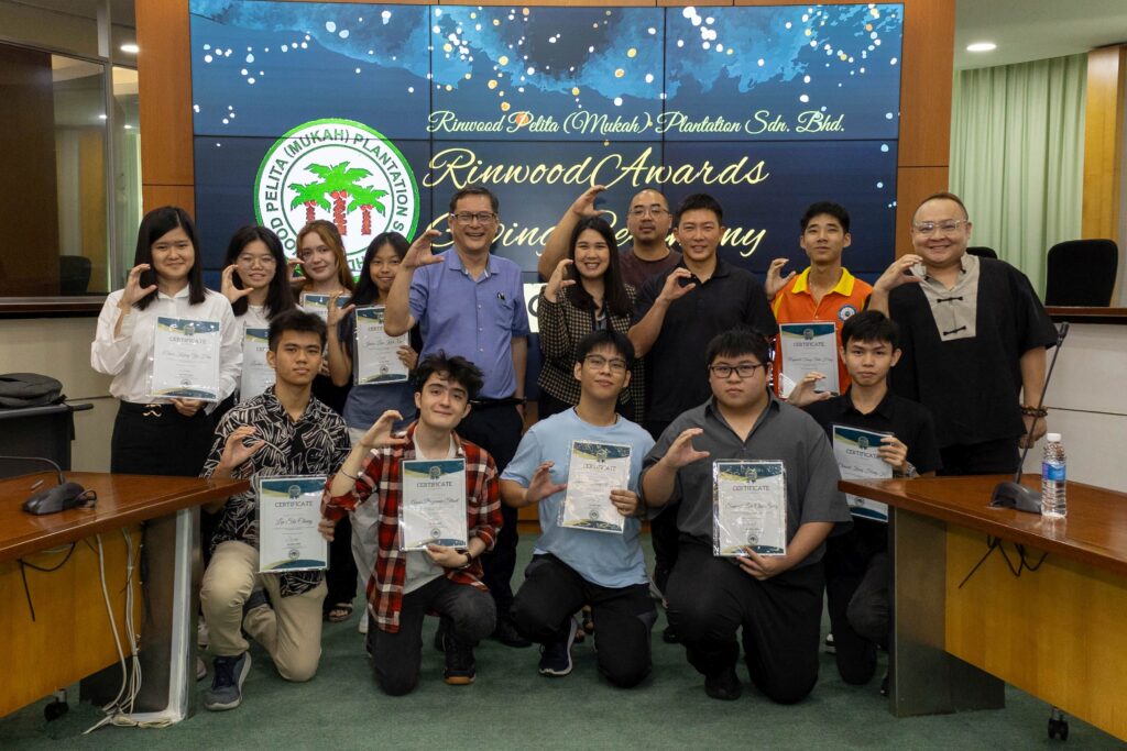 Bright Young Students Receive Rinwood Scholarships | Sarawak Tribune