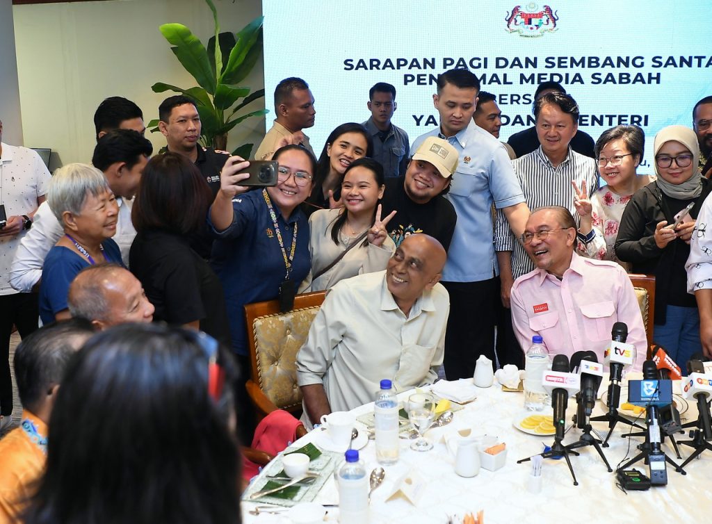 Anwar Voices Concern Over Low Pay For Journalists | Sarawak Tribune
