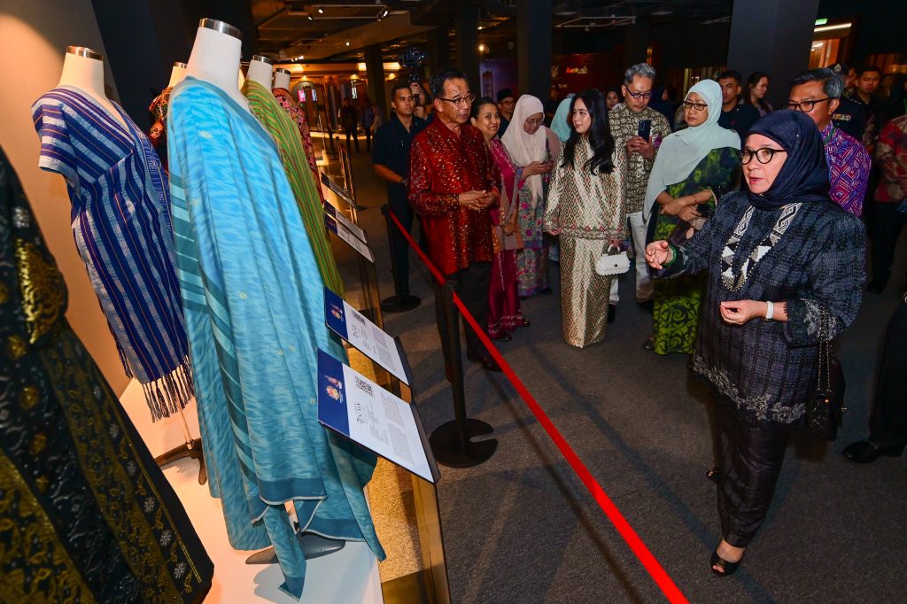 Tengku Ampuan Pahang Opens Traditional Textile Exhibition | Sarawak Tribune