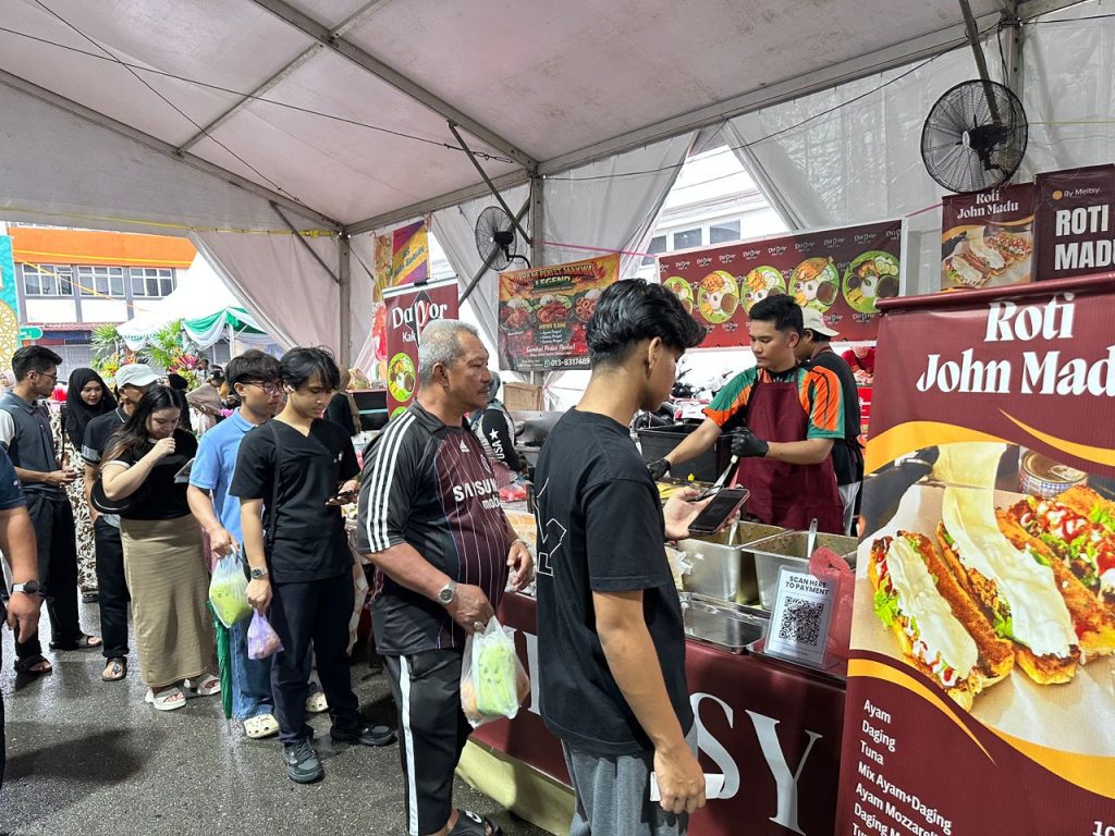 Diverse Crowds Enjoy First Day Of Satok Ramadan Bazaar | Sarawak Tribune