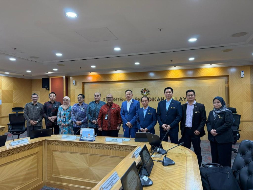 Sarawak Delegation Discusses Education Autonomy, DLP With MoE Sec-gen ...